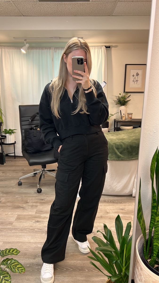 20 Black Cargo Pants Outfits & Tips on How to Style Them