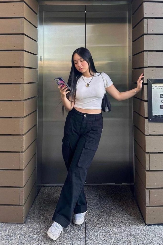 20 Black Cargo Pants Outfits & Tips on How to Style Them