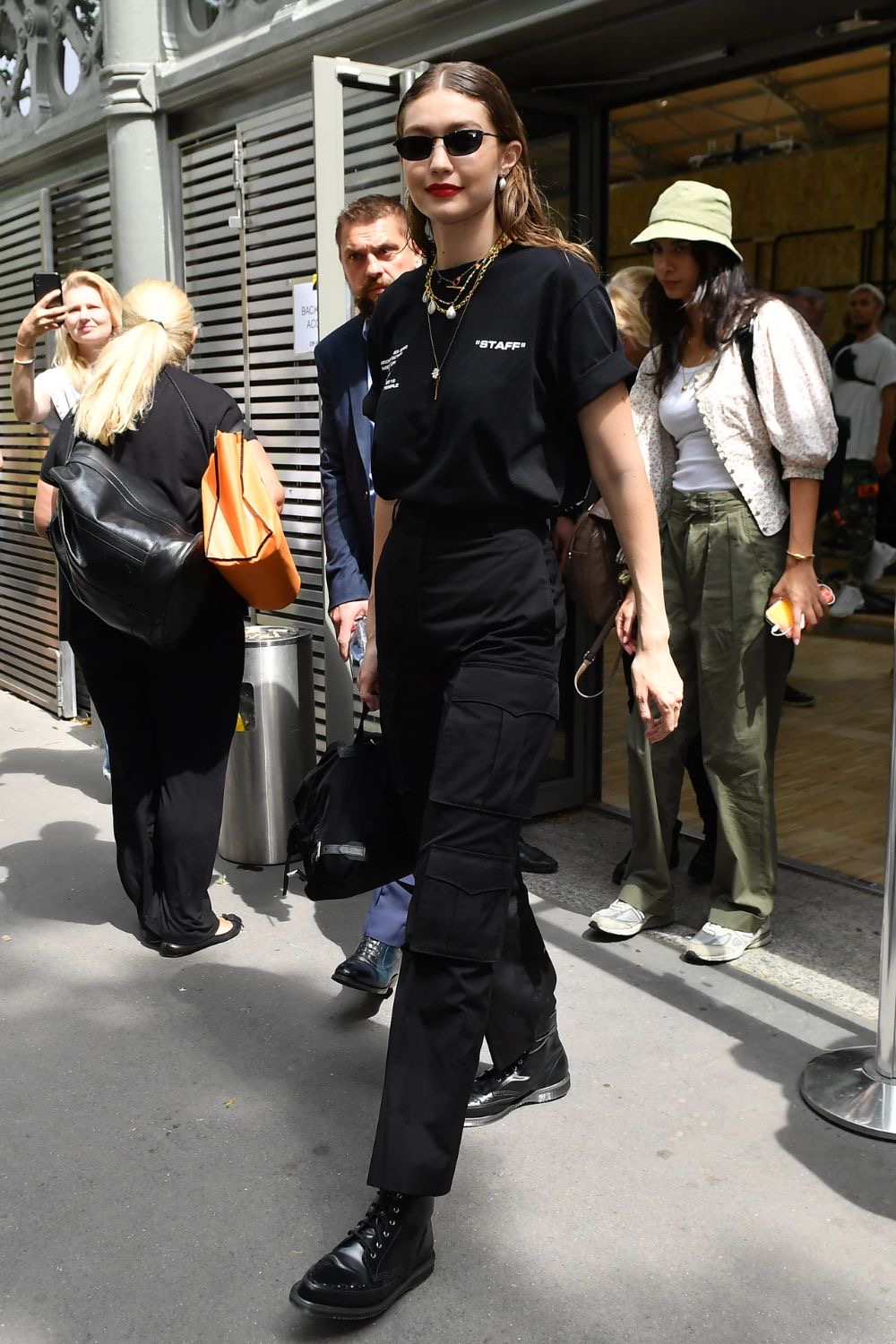 20 Black Cargo Pants Outfits & Tips on How to Style Them