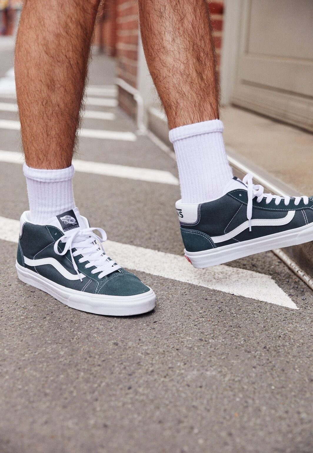 33 Best Men’s Outfits with Vans with Styling Tips