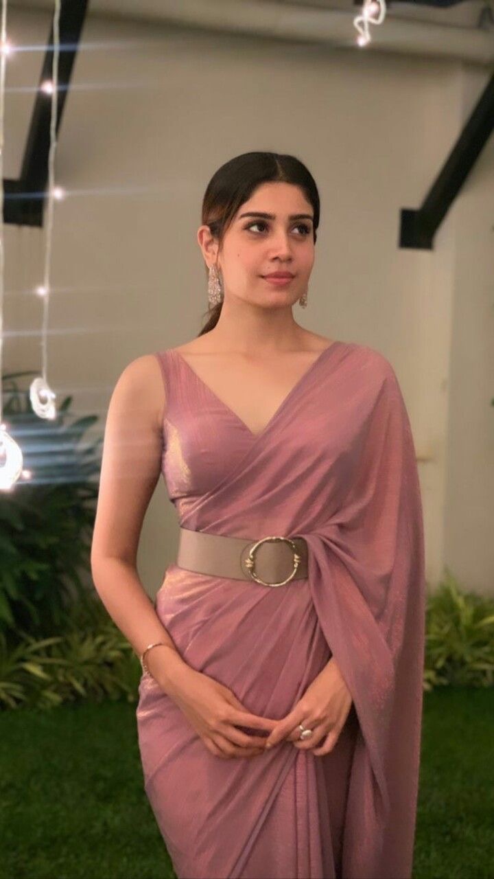 How To Wear A Plain Saree in 20 Stylish Ways