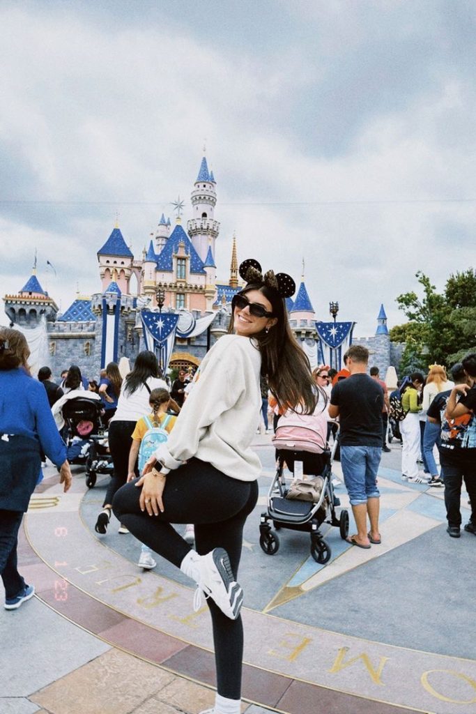 20 Best Amusement Park Outfits For Women To Wear This Year
