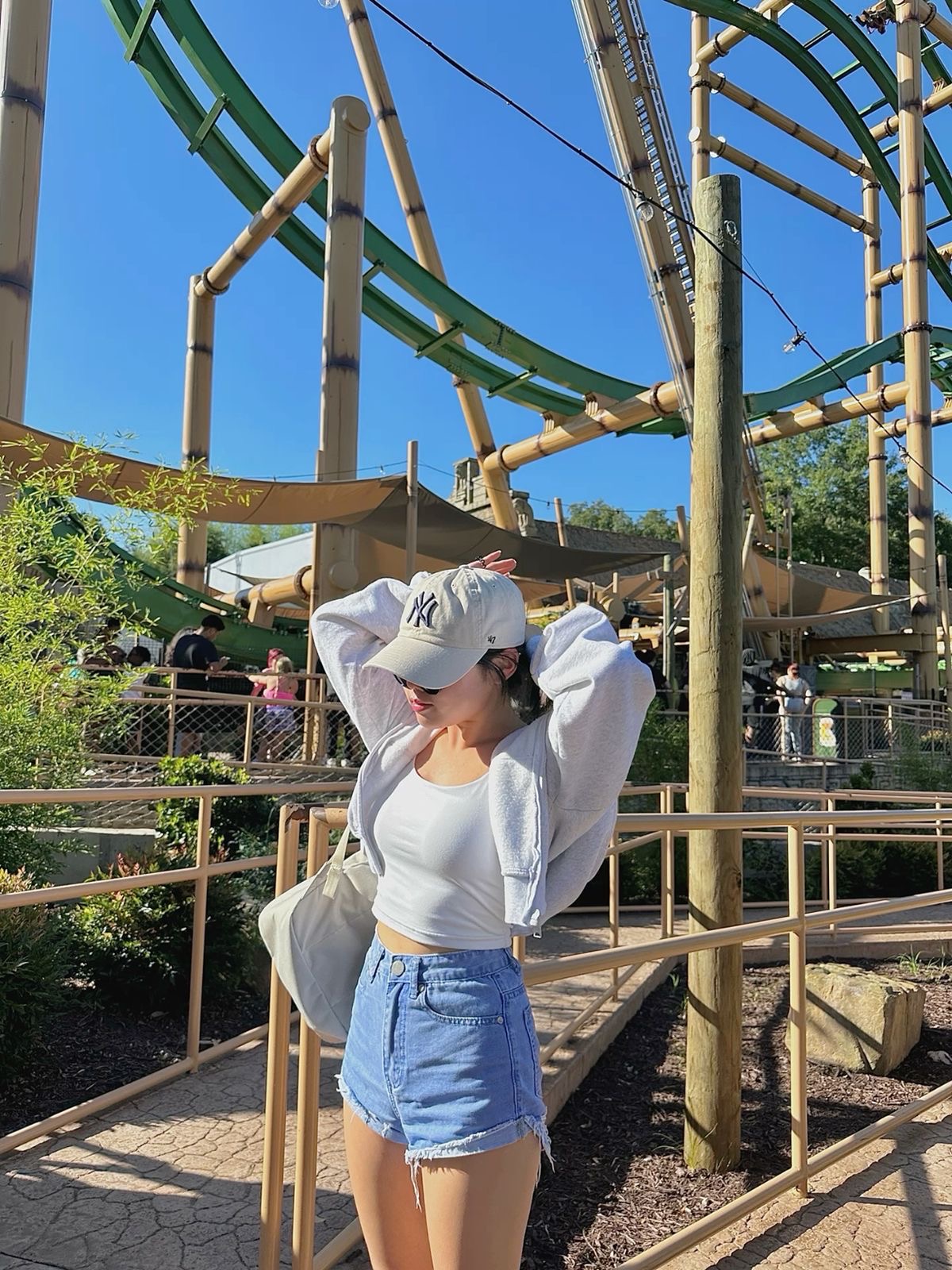 20 Best Amusement Park Outfits For Women To Wear This Year