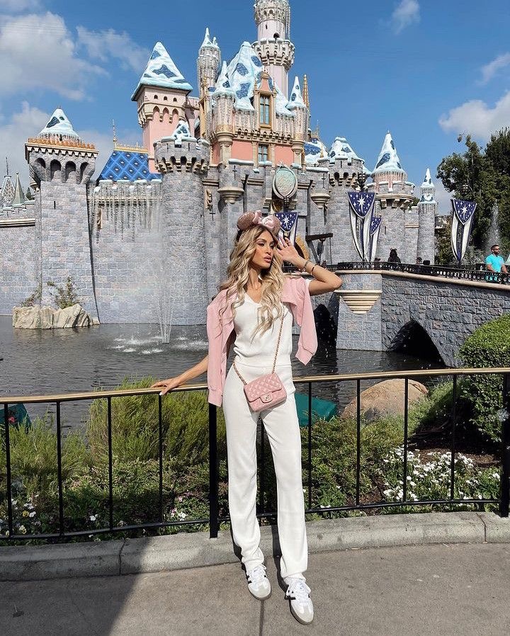 20 Best Amusement Park Outfits For Women To Wear This Year