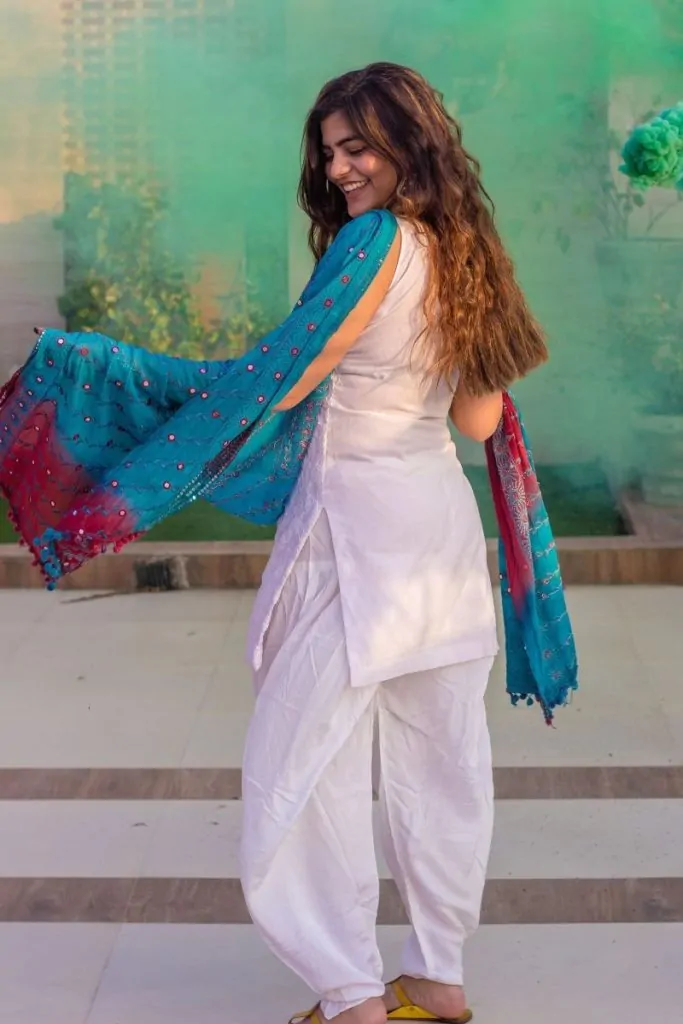 What to Wear on Holi ? 16 Best Outfit Ideas