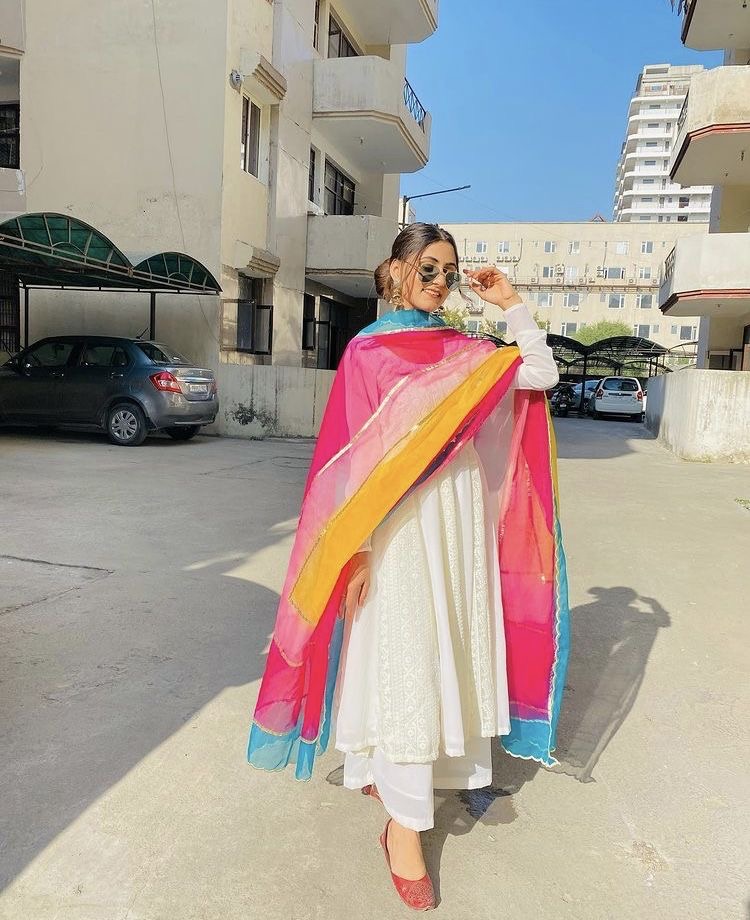 What to Wear on Holi ? 16 Best Outfit Ideas