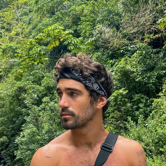 25 Best Bandana Outfit Ideas For Men with Styling Tips